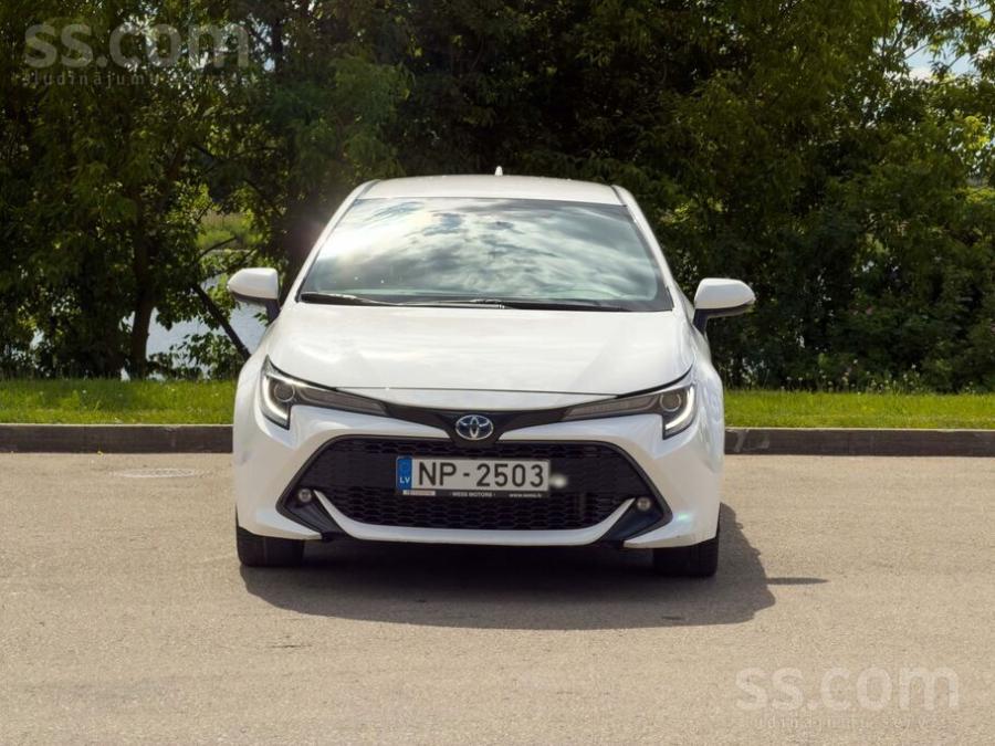 White Toyota Corolla 2023 in Riga, with an engine capacity of 1.80 L and mileage of 57 thousand km for 19500 €, photo 1 on AUTOMOTO.COM.LV
