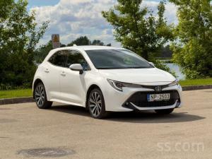 White Toyota Corolla 2023 in Riga, with an engine capacity of 1.80 L and mileage of 57 thousand km for 19500 €, photo 3 on AUTOMOTO.COM.LV