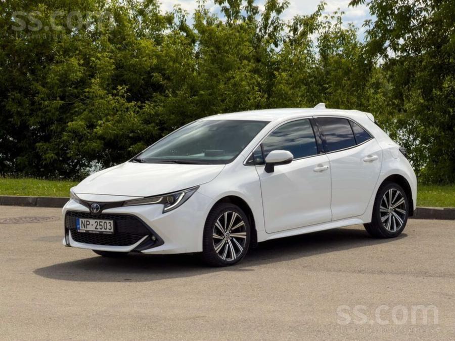 White Toyota Corolla 2023 in Riga, with an engine capacity of 1.80 L and mileage of 57 thousand km for 19500 €, photo 4 on AUTOMOTO.COM.LV