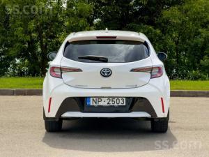 White Toyota Corolla 2023 in Riga, with an engine capacity of 1.80 L and mileage of 57 thousand km for 19500 €, photo 5 on AUTOMOTO.COM.LV