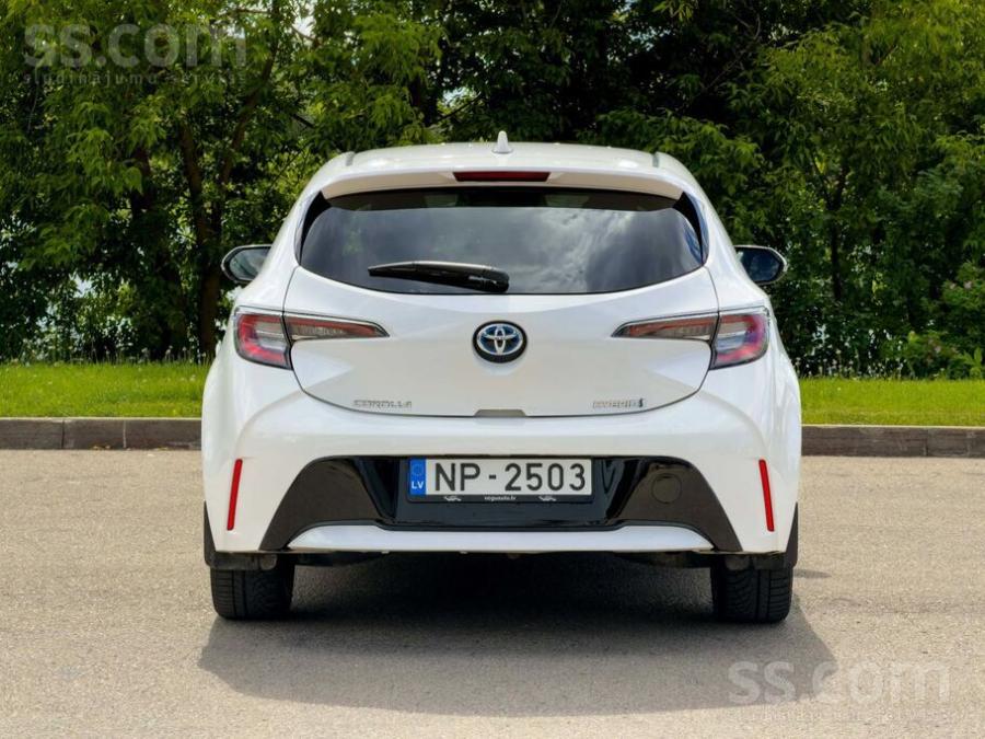 White Toyota Corolla 2023 in Riga, with an engine capacity of 1.80 L and mileage of 57 thousand km for 19500 €, photo 5 on AUTOMOTO.COM.LV