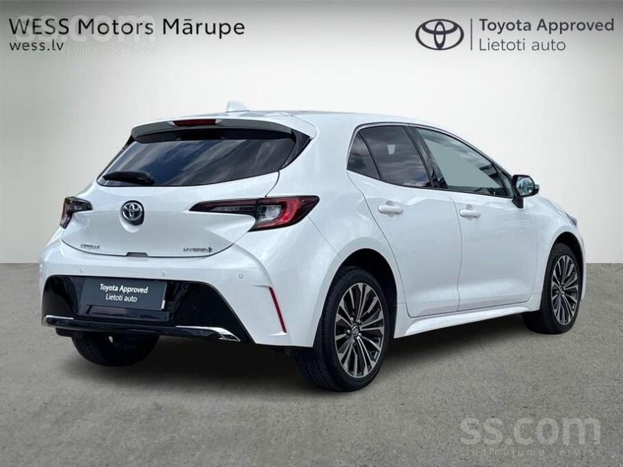 White Toyota Corolla 2023 in Riga, with an engine capacity of 1.80 L and mileage of 56 thousand km for 22990 €, photo 3 on AUTOMOTO.COM.LV