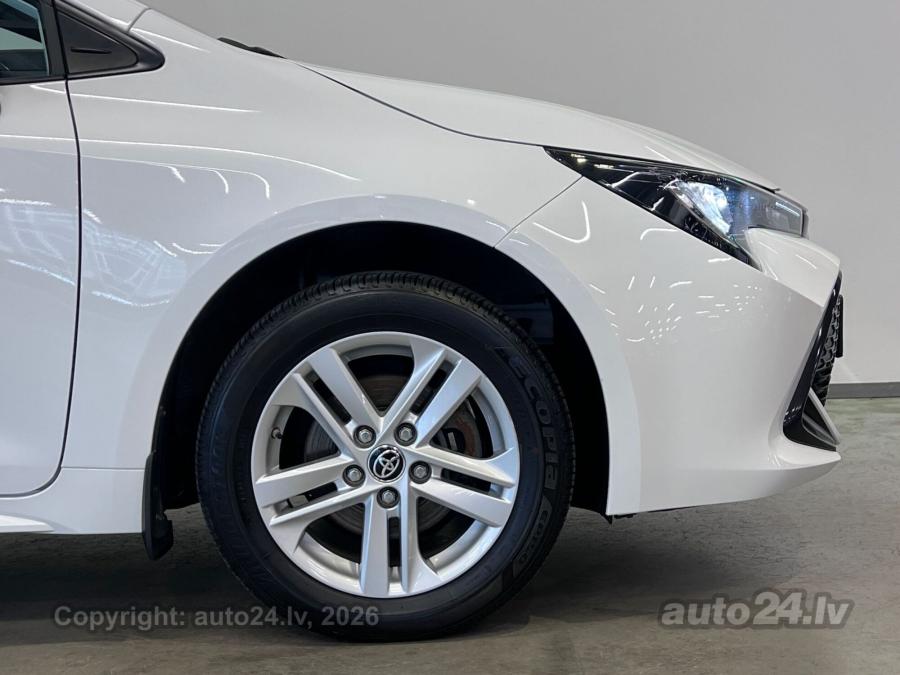 White Toyota Corolla 2023 in Tallinn, with an engine capacity of 1.80 L and mileage of 13 thousand km for 20990 €, photo 5 on AUTOMOTO.COM.LV