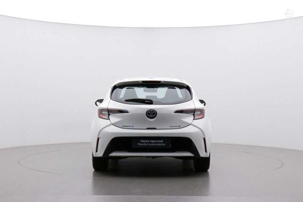 White Toyota Corolla 2023 in Vilnius, with an engine capacity of 1.80 L and mileage of 77 thousand km for 22900 €, photo 6 on AUTOMOTO.COM.LV