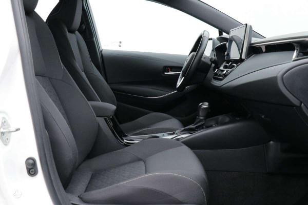 White Toyota Corolla 2023 in Vilnius, with an engine capacity of 1.80 L and mileage of 77 thousand km for 22900 €, photo 10 on AUTOMOTO.COM.LV