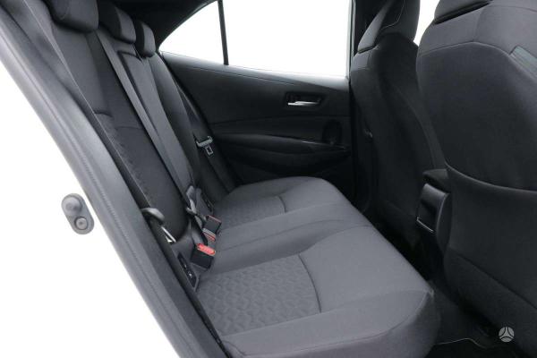White Toyota Corolla 2023 in Vilnius, with an engine capacity of 1.80 L and mileage of 77 thousand km for 22900 €, photo 11 on AUTOMOTO.COM.LV
