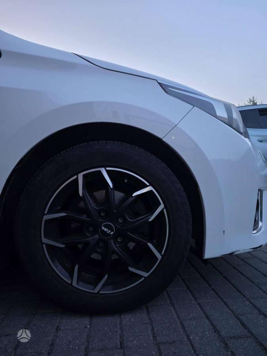 Balts Toyota Corolla 2014 Viļņa, ar dzinēja tilpumu 1.60 L un nobraukumu 201 tūkst. km par 6900 €, foto 21 vietnē AUTOMOTO.COM.LV
