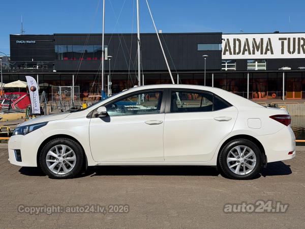 White Toyota Corolla 2014 in Tallinn, with an engine capacity of 1.60 L and mileage of 124 thousand km for 8490 €, photo 3 on AUTOMOTO.COM.LV