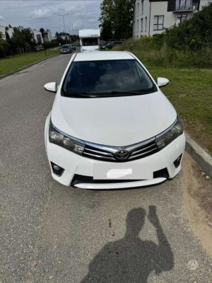White Toyota Corolla 2014 in Vilnius, with an engine capacity of 1.36 L and mileage of 260 thousand km for 5999 €, photo 3 on AUTOMOTO.COM.LV
