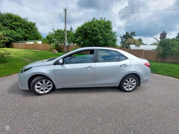White Toyota Corolla 2015 in Vilnius, with an engine capacity of 1.60 L and mileage of 215 thousand km for 7500 €, photo 1 on AUTOMOTO.COM.LV