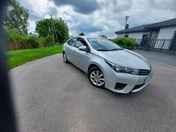 White Toyota Corolla 2015 in Vilnius, with an engine capacity of 1.60 L and mileage of 215 thousand km for 7500 €, photo 3 on AUTOMOTO.COM.LV
