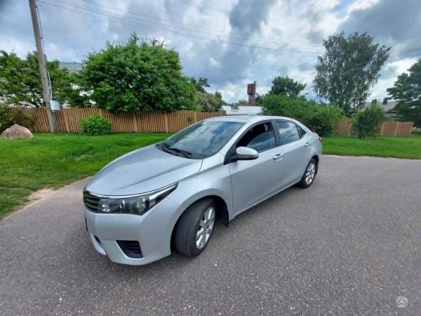 White Toyota Corolla 2015 in Vilnius, with an engine capacity of 1.60 L and mileage of 215 thousand km for 7500 €, photo 4 on AUTOMOTO.COM.LV