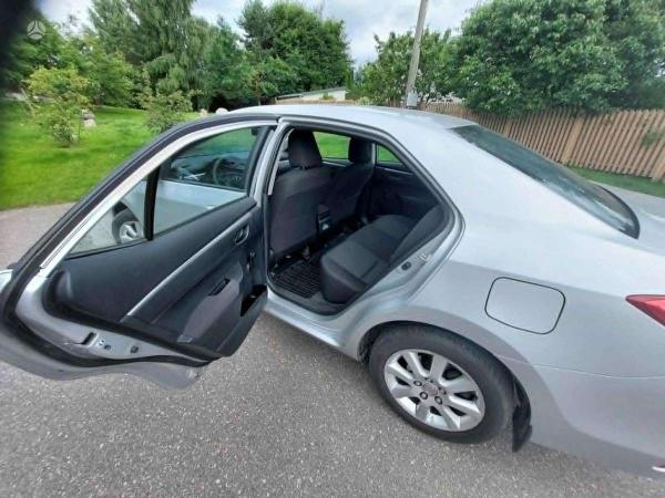 White Toyota Corolla 2015 in Vilnius, with an engine capacity of 1.60 L and mileage of 215 thousand km for 7500 €, photo 7 on AUTOMOTO.COM.LV