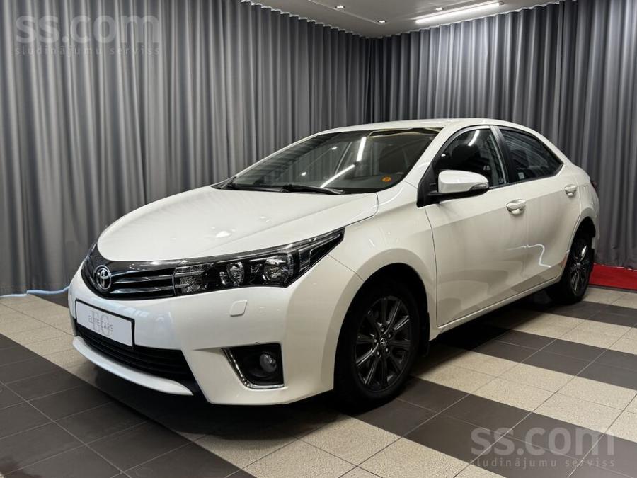 White Toyota Corolla 2016 in Riga, with an engine capacity of 1.60 L and mileage of 134 thousand km for 22490 €, photo 1 on AUTOMOTO.COM.LV