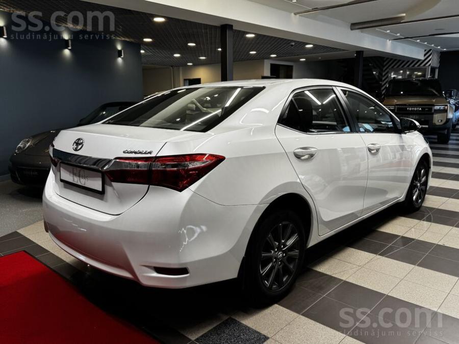 White Toyota Corolla 2016 in Riga, with an engine capacity of 1.60 L and mileage of 134 thousand km for 22490 €, photo 5 on AUTOMOTO.COM.LV