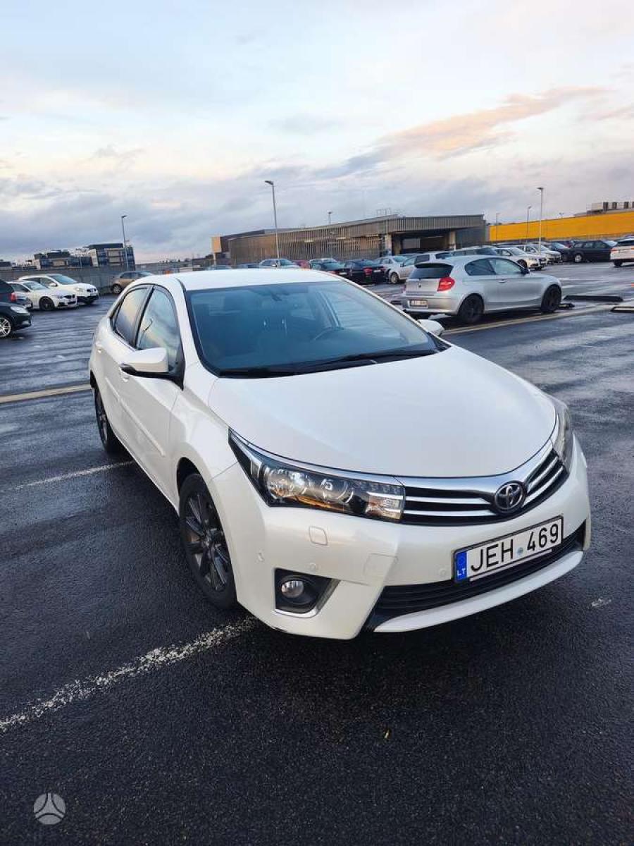 White Toyota Corolla 2016 in Vilnius, with an engine capacity of 1.60 L and mileage of 178 thousand km for 10490 €, photo 4 on AUTOMOTO.COM.LV
