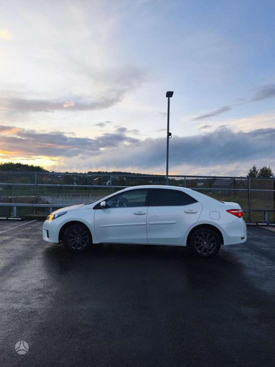 White Toyota Corolla 2016 in Vilnius, with an engine capacity of 1.60 L and mileage of 178 thousand km for 10490 €, photo 5 on AUTOMOTO.COM.LV