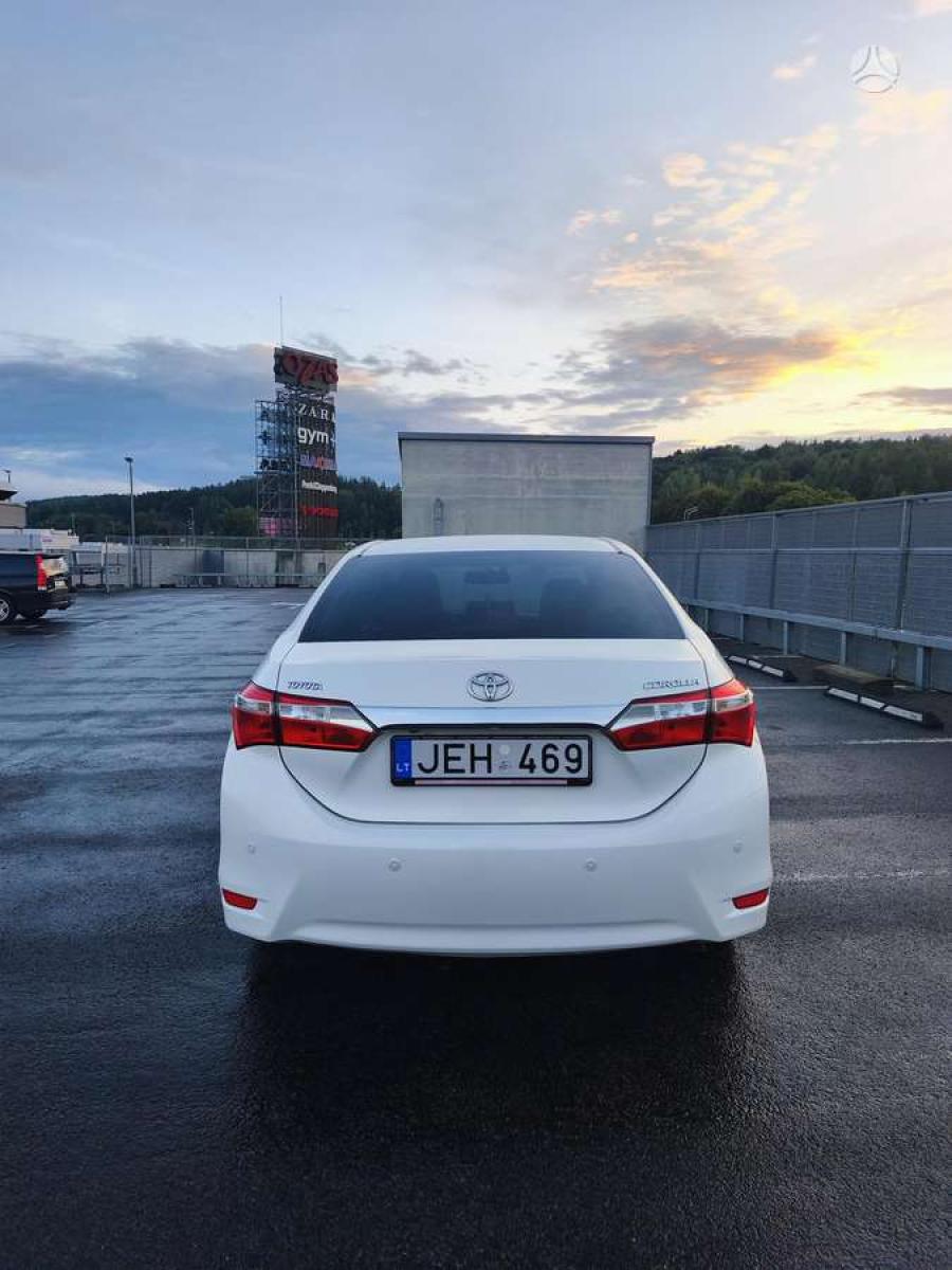 White Toyota Corolla 2016 in Vilnius, with an engine capacity of 1.60 L and mileage of 178 thousand km for 10490 €, photo 7 on AUTOMOTO.COM.LV