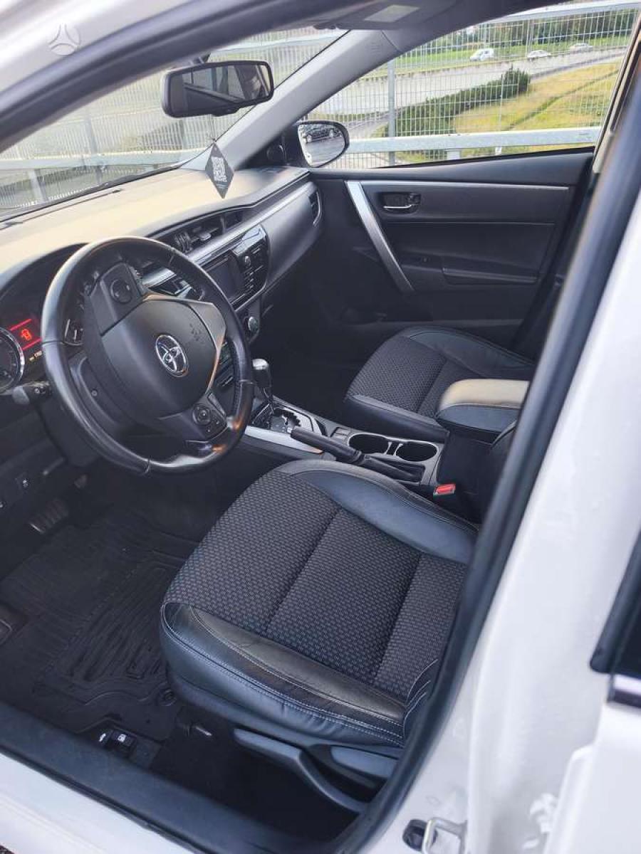 White Toyota Corolla 2016 in Vilnius, with an engine capacity of 1.60 L and mileage of 178 thousand km for 10490 €, photo 8 on AUTOMOTO.COM.LV