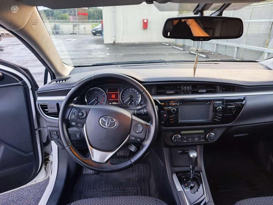 White Toyota Corolla 2016 in Vilnius, with an engine capacity of 1.60 L and mileage of 178 thousand km for 10490 €, photo 9 on AUTOMOTO.COM.LV