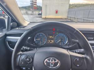 White Toyota Corolla 2016 in Vilnius, with an engine capacity of 1.60 L and mileage of 178 thousand km for 10490 €, photo 10 on AUTOMOTO.COM.LV