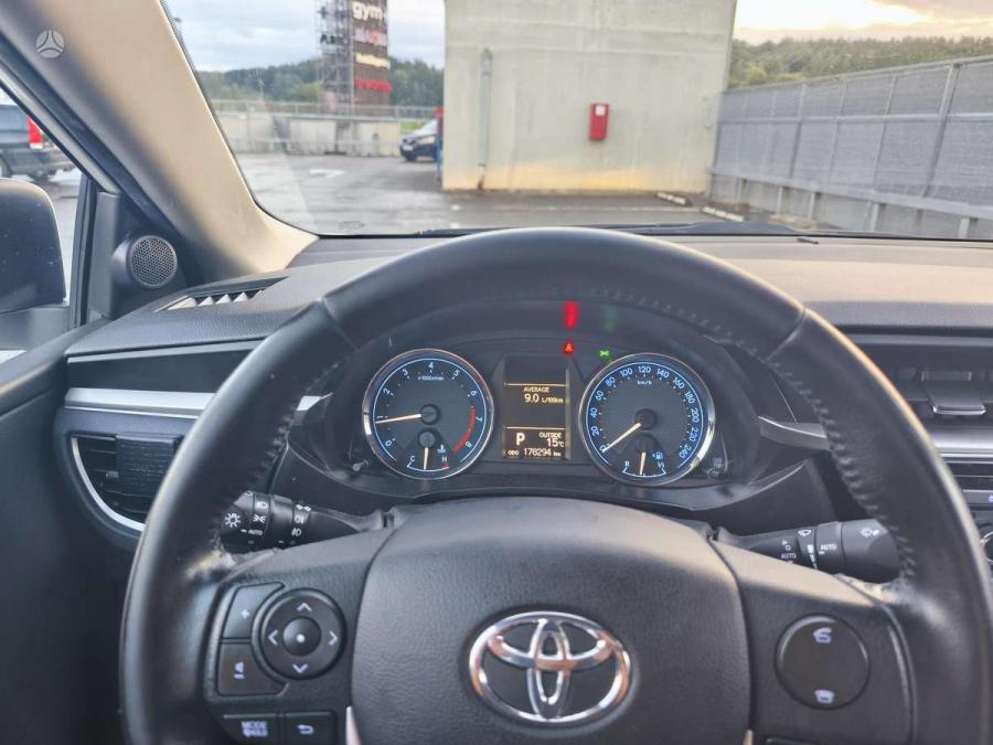 White Toyota Corolla 2016 in Vilnius, with an engine capacity of 1.60 L and mileage of 178 thousand km for 10490 €, photo 10 on AUTOMOTO.COM.LV