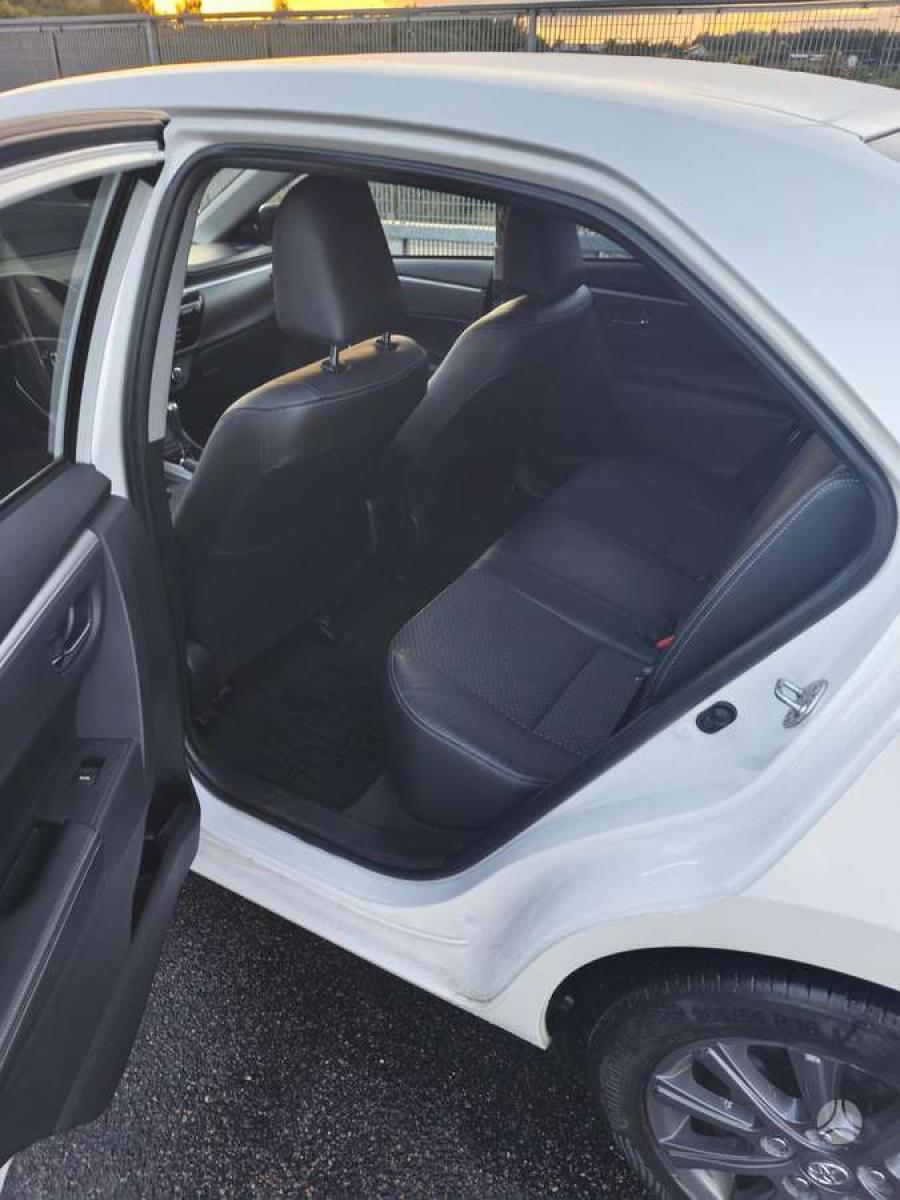 White Toyota Corolla 2016 in Vilnius, with an engine capacity of 1.60 L and mileage of 178 thousand km for 10490 €, photo 12 on AUTOMOTO.COM.LV