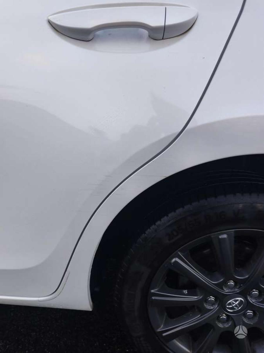 White Toyota Corolla 2016 in Vilnius, with an engine capacity of 1.60 L and mileage of 178 thousand km for 10490 €, photo 15 on AUTOMOTO.COM.LV