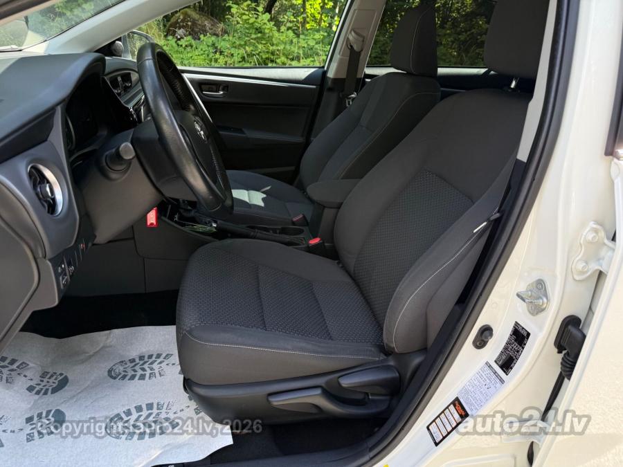 White Toyota Corolla 2017 in Rapla, with an engine capacity of 1.60 L and mileage of 115 thousand km for 11900 €, photo 15 on AUTOMOTO.COM.LV