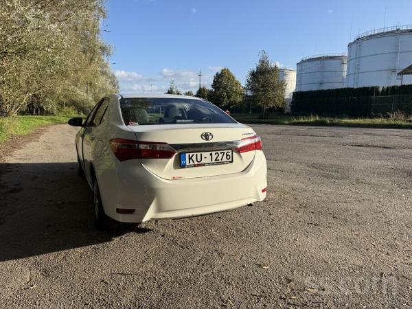 White Toyota Corolla 2017 in Riga, with an engine capacity of 1.50 L and mileage of 38 thousand km for 9500 €, photo 4 on AUTOMOTO.COM.LV