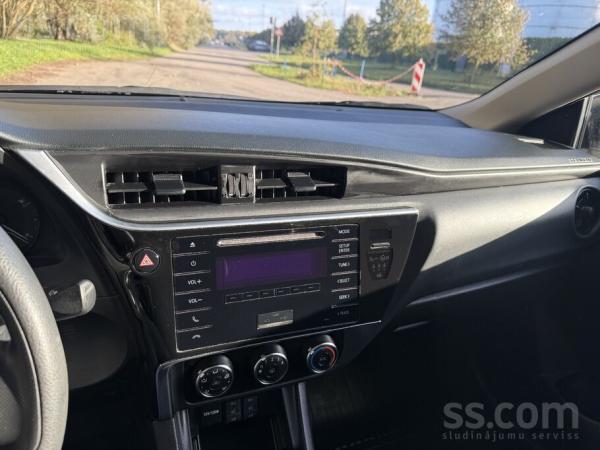 White Toyota Corolla 2017 in Riga, with an engine capacity of 1.50 L and mileage of 38 thousand km for 9500 €, photo 7 on AUTOMOTO.COM.LV