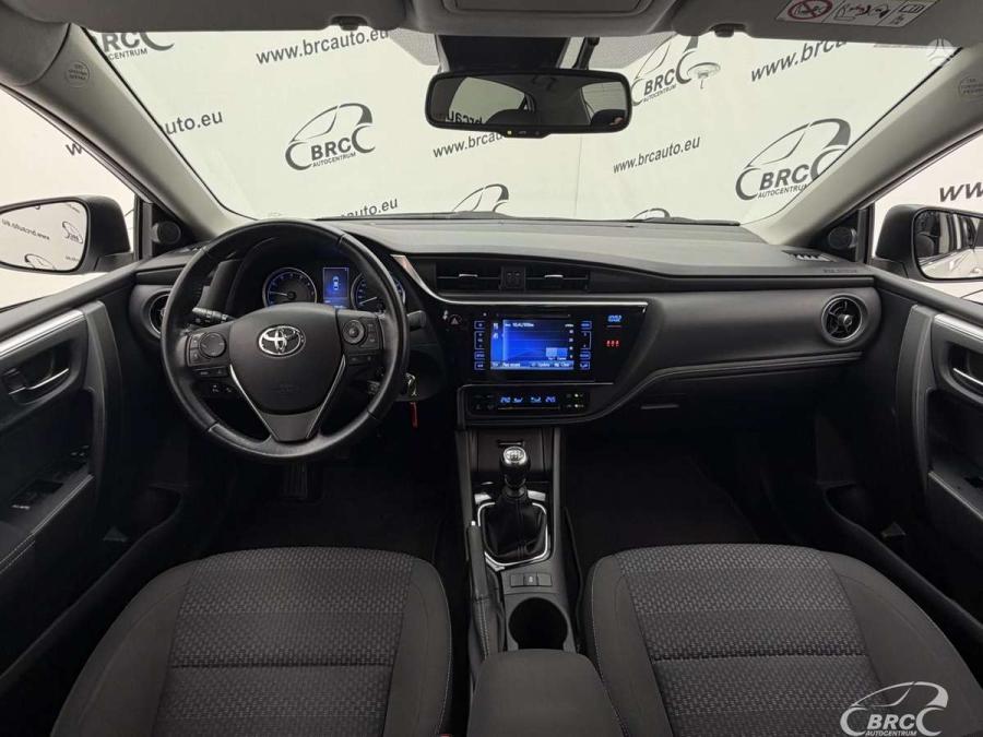 White Toyota Corolla 2018 in Vilnius, with an engine capacity of 1.60 L and mileage of 108 thousand km for 9900 €, photo 4 on AUTOMOTO.COM.LV