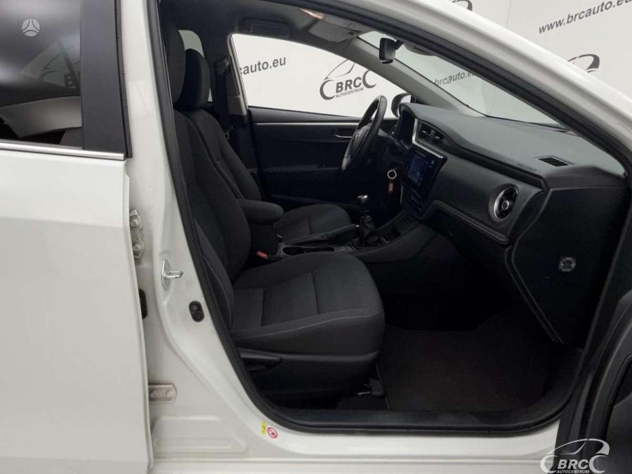 White Toyota Corolla 2018 in Vilnius, with an engine capacity of 1.60 L and mileage of 108 thousand km for 9900 €, photo 5 on AUTOMOTO.COM.LV
