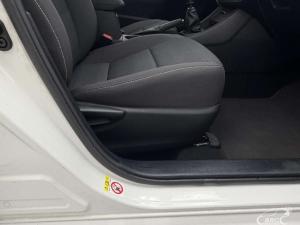 White Toyota Corolla 2018 in Vilnius, with an engine capacity of 1.60 L and mileage of 108 thousand km for 9900 €, photo 7 on AUTOMOTO.COM.LV