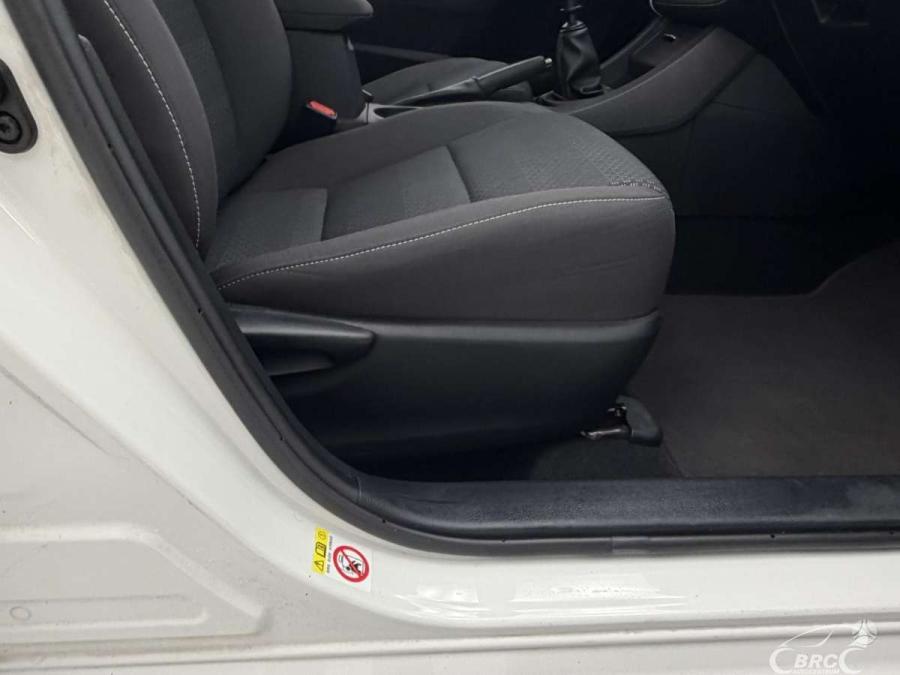 White Toyota Corolla 2018 in Vilnius, with an engine capacity of 1.60 L and mileage of 108 thousand km for 9900 €, photo 7 on AUTOMOTO.COM.LV