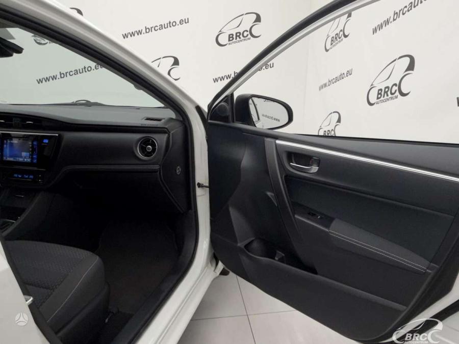White Toyota Corolla 2018 in Vilnius, with an engine capacity of 1.60 L and mileage of 108 thousand km for 9900 €, photo 9 on AUTOMOTO.COM.LV