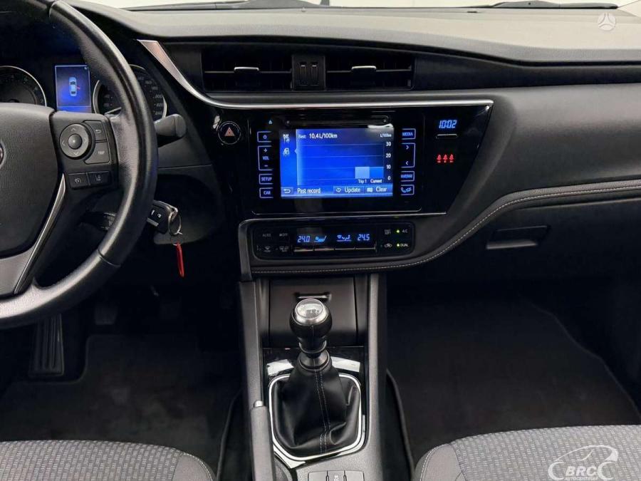 White Toyota Corolla 2018 in Vilnius, with an engine capacity of 1.60 L and mileage of 108 thousand km for 9900 €, photo 15 on AUTOMOTO.COM.LV