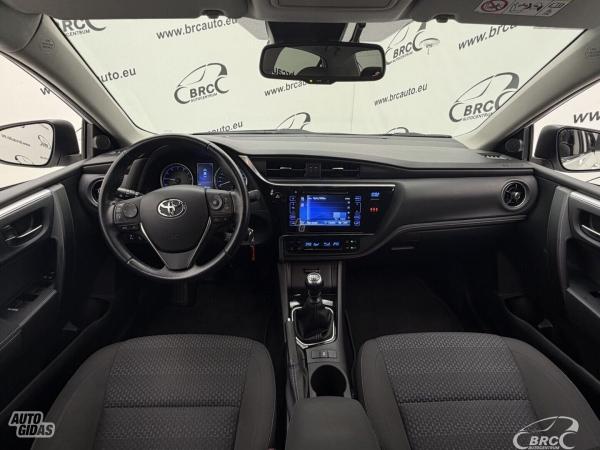 White Toyota Corolla 2018 in Avizieniai, with an engine capacity of 1.60 L and mileage of 108 thousand km for 9900 €, photo 3 on AUTOMOTO.COM.LV