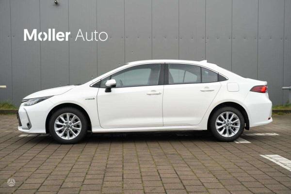 White Toyota Corolla 2019 in Vilnius, with an engine capacity of 1.80 L and mileage of 122 thousand km for 14350 €, photo 3 on AUTOMOTO.COM.LV