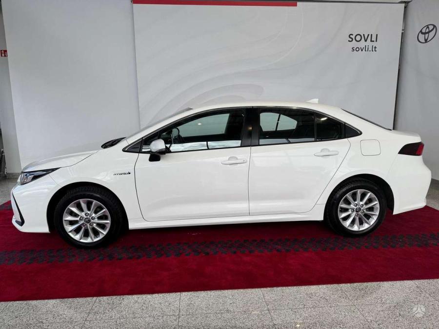 White Toyota Corolla 2019 in Siauliai, with an engine capacity of 1.80 L and mileage of 296 thousand km for 9900 €, photo 4 on AUTOMOTO.COM.LV