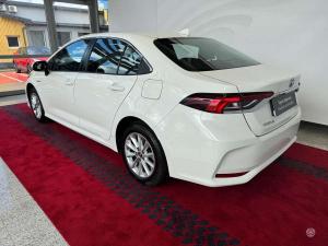 White Toyota Corolla 2019 in Siauliai, with an engine capacity of 1.80 L and mileage of 296 thousand km for 9900 €, photo 6 on AUTOMOTO.COM.LV