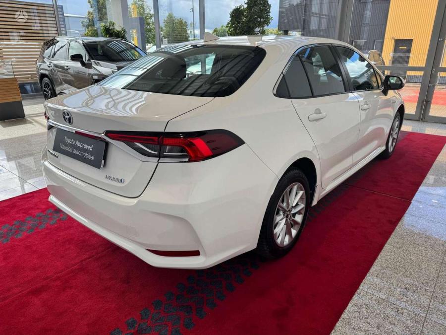 White Toyota Corolla 2019 in Siauliai, with an engine capacity of 1.80 L and mileage of 296 thousand km for 9900 €, photo 7 on AUTOMOTO.COM.LV