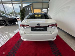 White Toyota Corolla 2019 in Siauliai, with an engine capacity of 1.80 L and mileage of 296 thousand km for 9900 €, photo 8 on AUTOMOTO.COM.LV