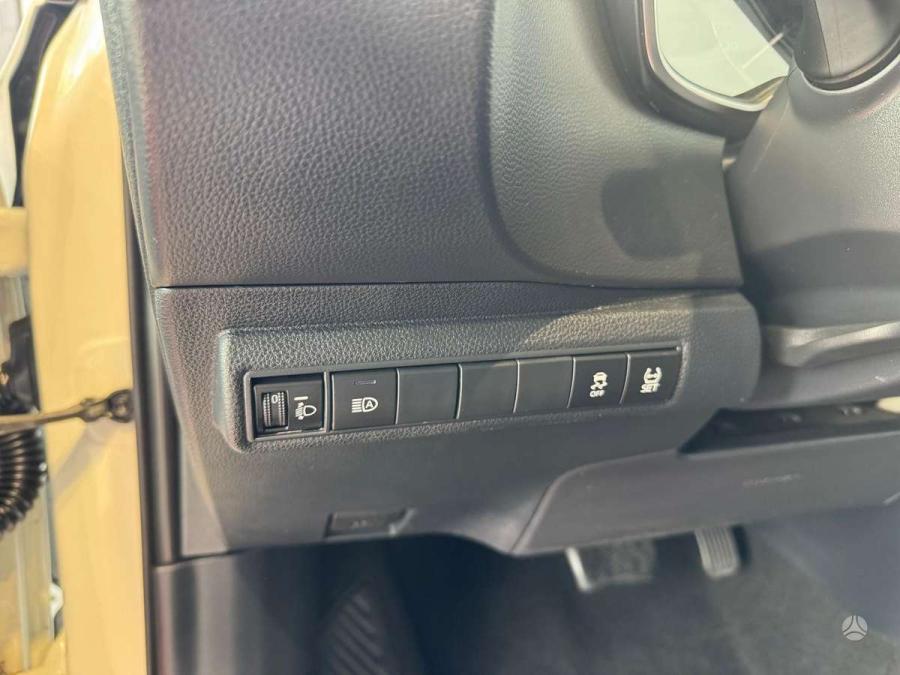White Toyota Corolla 2019 in Siauliai, with an engine capacity of 1.80 L and mileage of 296 thousand km for 9900 €, photo 12 on AUTOMOTO.COM.LV