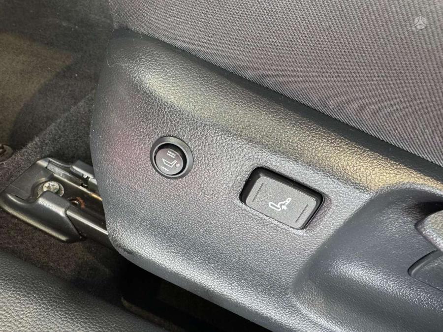 White Toyota Corolla 2019 in Siauliai, with an engine capacity of 1.80 L and mileage of 296 thousand km for 9900 €, photo 13 on AUTOMOTO.COM.LV