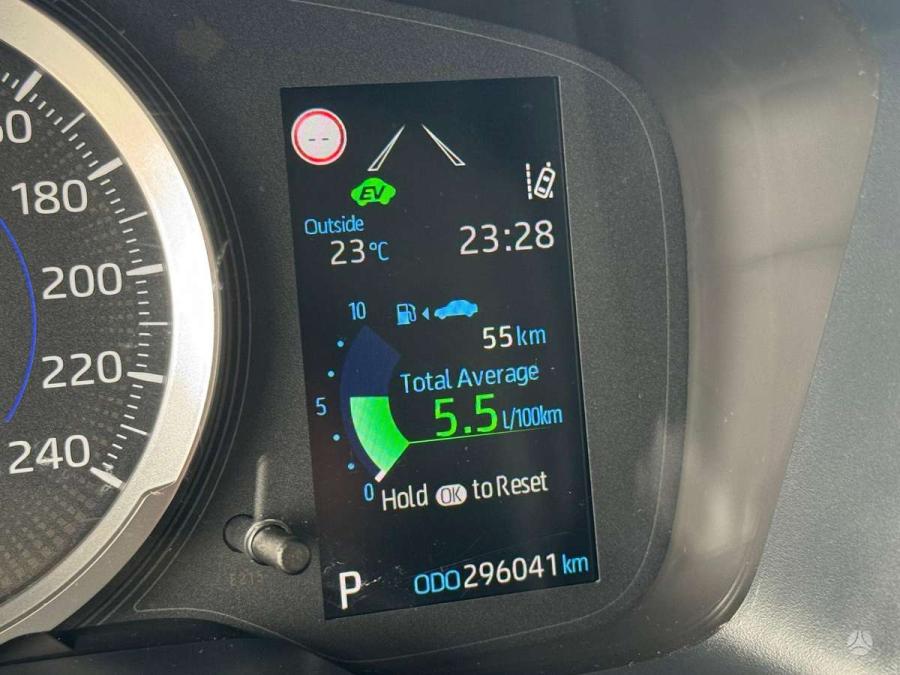 White Toyota Corolla 2019 in Siauliai, with an engine capacity of 1.80 L and mileage of 296 thousand km for 9900 €, photo 16 on AUTOMOTO.COM.LV