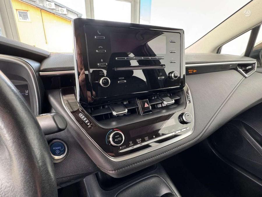 White Toyota Corolla 2019 in Siauliai, with an engine capacity of 1.80 L and mileage of 296 thousand km for 9900 €, photo 18 on AUTOMOTO.COM.LV