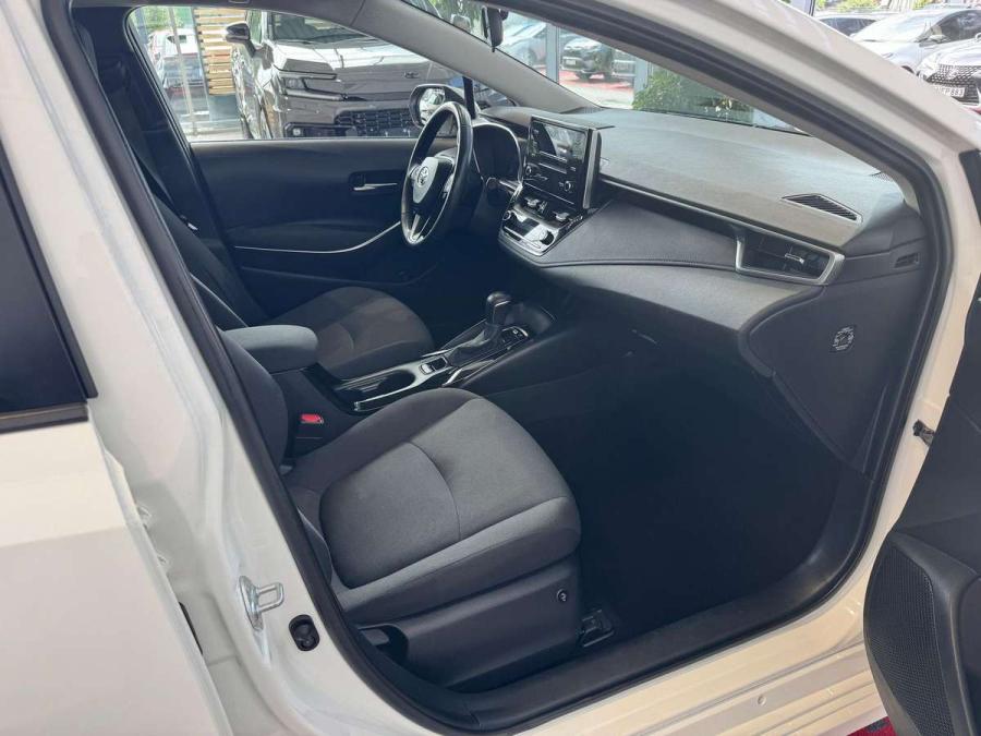White Toyota Corolla 2019 in Siauliai, with an engine capacity of 1.80 L and mileage of 296 thousand km for 9900 €, photo 22 on AUTOMOTO.COM.LV