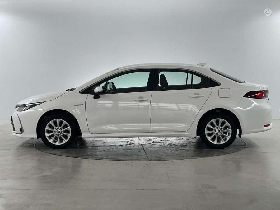 White Toyota Corolla 2020 in Vilnius, with an engine capacity of 1.80 L and mileage of 125 thousand km for 16900 €, photo 3 on AUTOMOTO.COM.LV