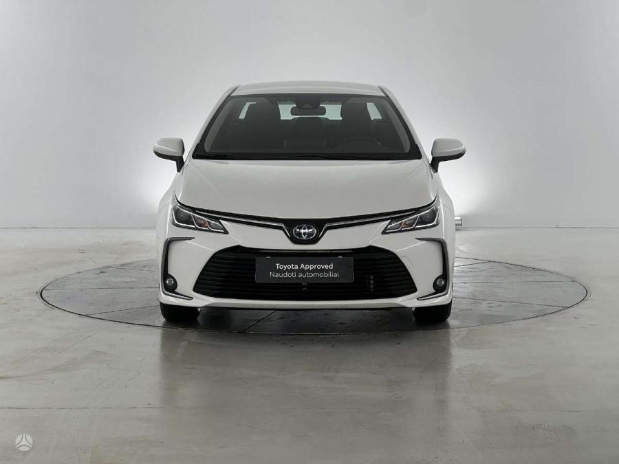White Toyota Corolla 2020 in Vilnius, with an engine capacity of 1.80 L and mileage of 125 thousand km for 16900 €, photo 5 on AUTOMOTO.COM.LV